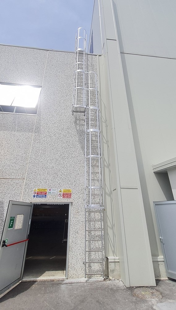 Scara tip pisica cu noul sistem de fixare prin insurubare